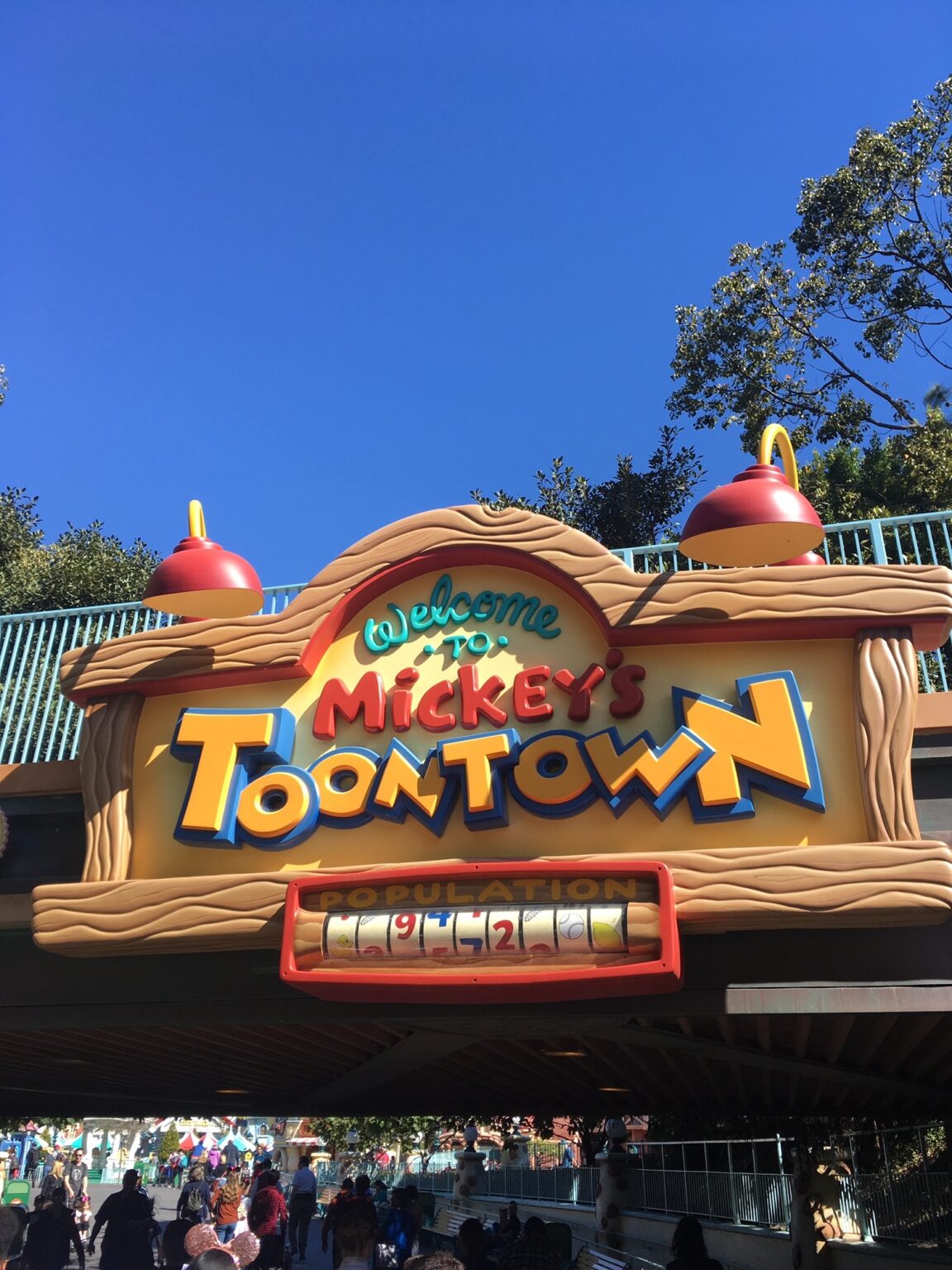 "Les parcs Disney devraient être interdits aux adultes sans enfants"